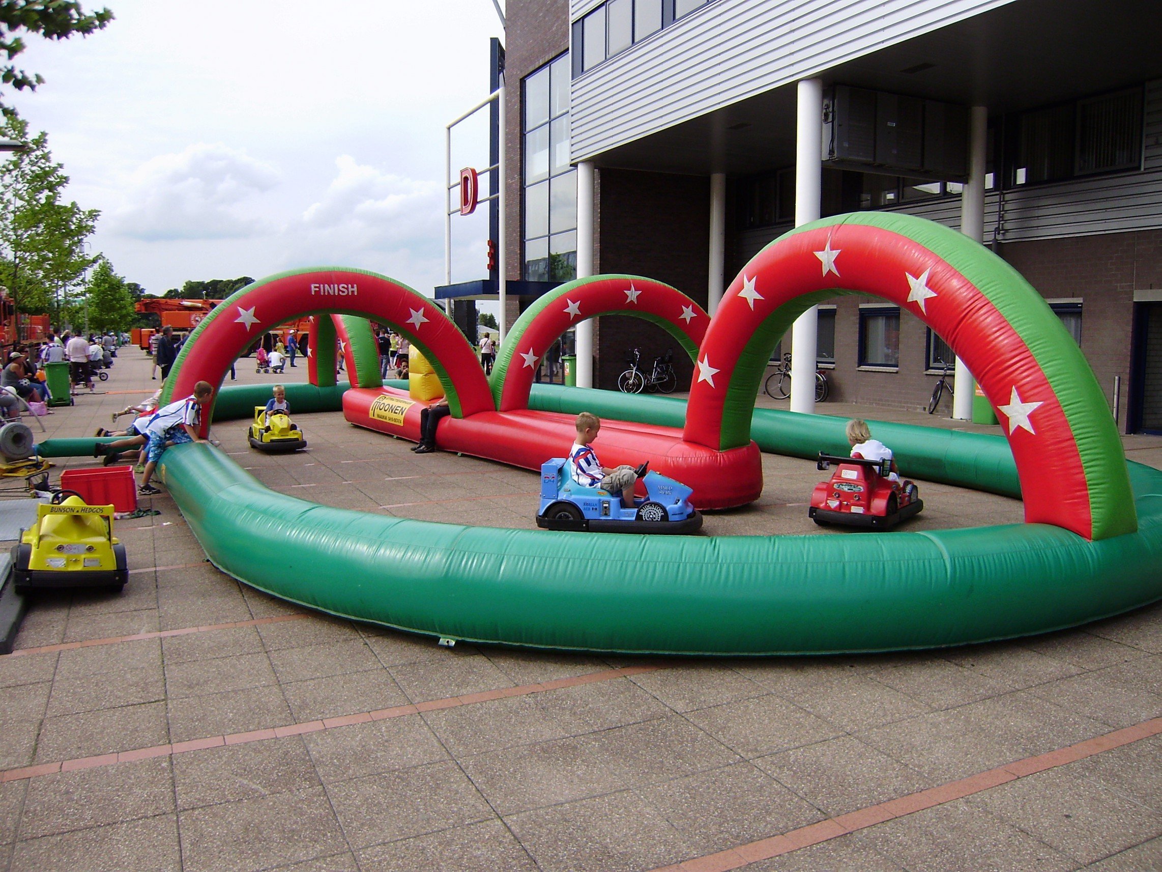 Formule 1 baan, 3 autootjes (accu) - Attractie.com